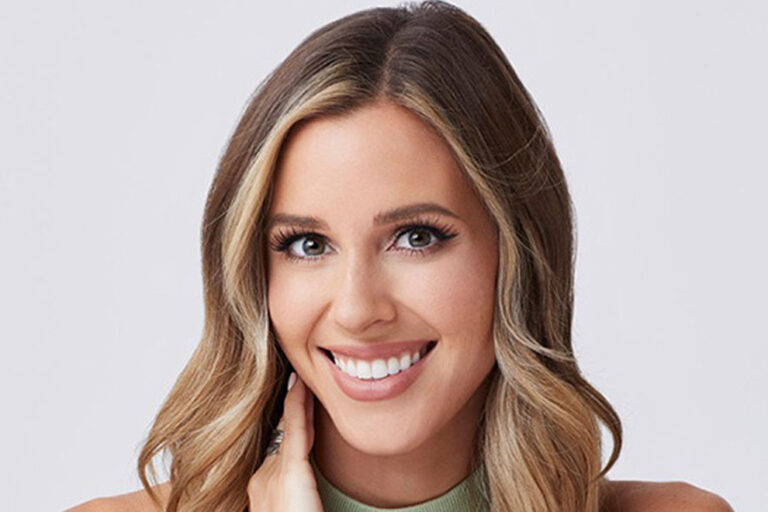 Jennifer Lopez & Lookalike Daughter Emme, 12, Hold Hands During Lunch ...